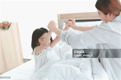 침실에서 즐거운 가족 어머니 딸이 함께 시간을 보내고 어린 소녀는 집에서 함께 좋은 기억을 가지고 침대에서 그녀의 엄마와 함께