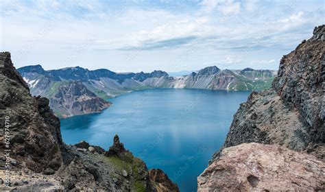 중국 국경지대에서 바라본 천지호가 있는 백두산 정상 파노라마 Stock 写真 Adobe Stock