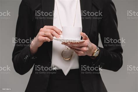 회색 배경에 절연 된 커피 잔을 들고 하는 사업가의 이미지를 자른 경영자에 대한 스톡 사진 및 기타 이미지 경영자 기업
