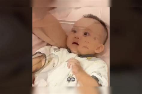 宝爸教萌娃说爸爸宝宝喊妈妈，爷俩对着 犟嘴”，让妈妈爆笑爸爸无语。爸爸妈妈萌娃