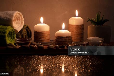 스파 는 낮은 키에 여전히 생활 자갈 향기로운 양초 수건 바다 소금과 어두운 나무 테이블에 꽃 아름다운 반사와 보케 뷰티 스파에 대한 스톡 사진 및 기타 이미지 Istock