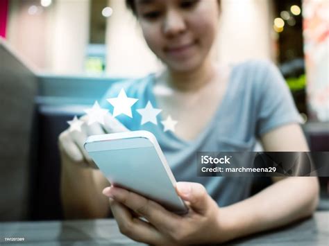 고객 서비스 경험 및 비즈니스 만족도 설문 조사 여자 손 아이콘 5 스타 기호 스마트 폰을 사용 하 여 회사 개념의 등급을 증가 개념에 대한 스톡 사진 및 기타 이미지