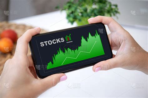 女性手拿手机水平与股票交易应用