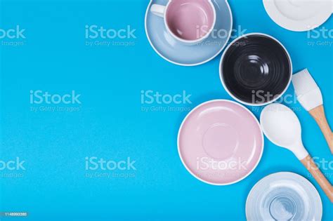 깨끗 한 요리 커피 또는 차 세트 우아한 도자기 컵과 파란색 바탕에 접시를 듬뿍 평면도와 평면 누워 0명에 대한 스톡 사진 및 기타 이미지 Istock