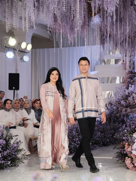 10 Inspirasi Model Gamis Terbaru Untuk Lebaran Ala Artis Aurel Hermansyah Hingga Ussy