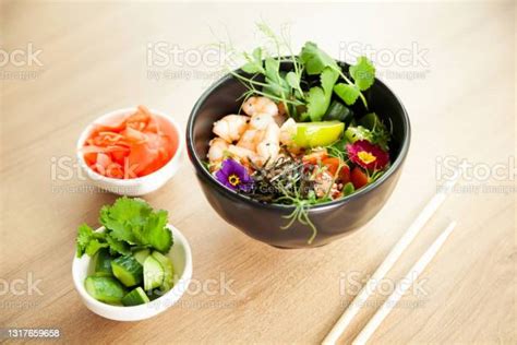 그릇에 새우샐러드를 넣으세요 재료 새우 희게 시금치 체리 토마토 쌀 오이 간장 생강 소스 매운 소스 노리 참깨 라임 실란트로