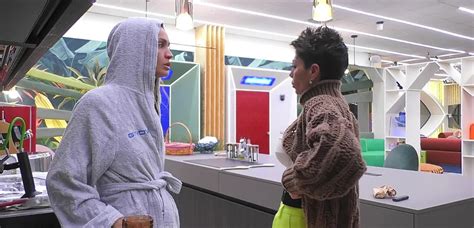 Fuori di capoccia Ilaria Galassi ci va giù pesante con Helena Prestes