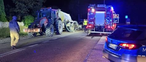 Opel wjechał w tył ciągnika z beczkowozem W wypadku w powiecie