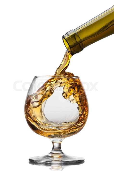 Cognac Gießen in Glas mit Splash isoliert auf weißem Hintergrund