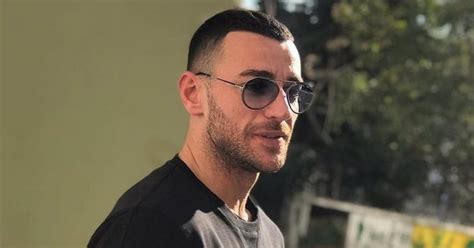 Gazetari shqiptar pranoi se është gay Stresi e sulmon Mashkull k rvë