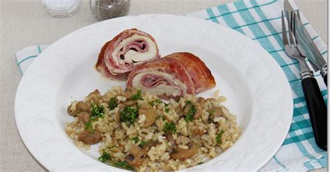 Gizi receptjei Sonkás sajtos csirkemell baconbe tekerve