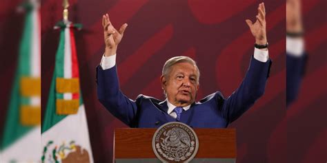 AMLO dice que acatará bajo protesta medidas del INE a favor de