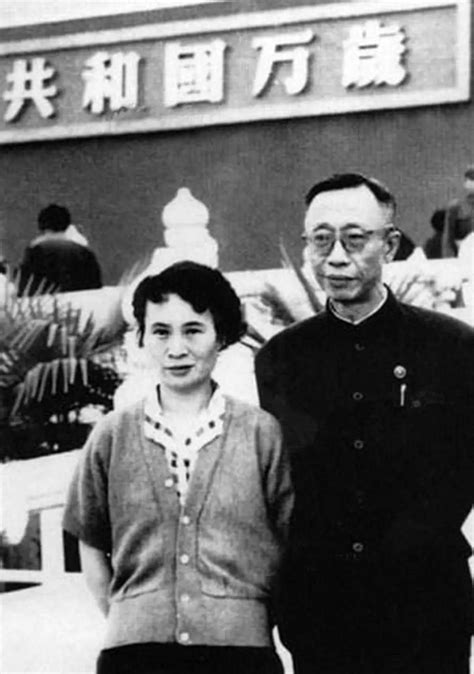 【老照片】爱新觉罗·溥仪：从一代帝王到公园的售票员