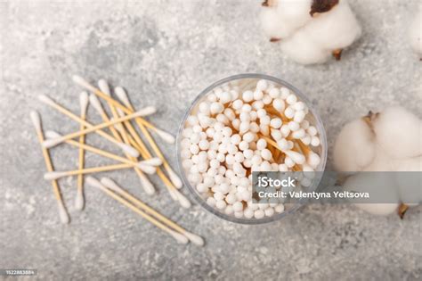 가벼운 콘크리트 배경에 면봉 친환경 소재 흰색 바탕에 나무 면봉 대나무 면봉과 면화 꽃 폐기물 제로 플라스틱 없는 라이프스타일