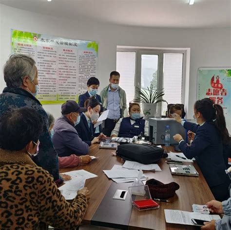 乌翠区前进村党支部联合邮政储蓄银行为村民上门办理三代医保卡 群众 服务 老人