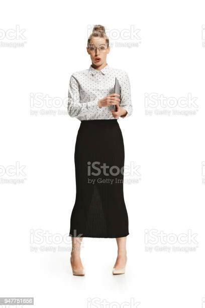 흰색 배경에 대해 격리 폴더를 잡고 놀된 여 교사의 전체 길이 초상화 교사 교육 관련 직업에 대한 스톡 사진 및 기타 이미지