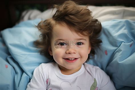 温馨安睡的小男孩高清图片下载 正版图片600532439 摄图网