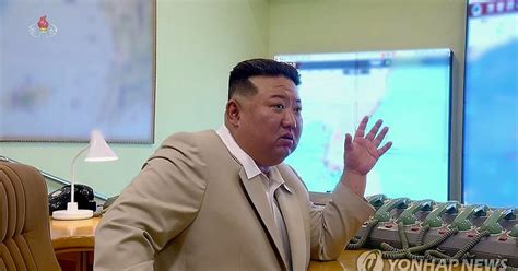 해군사령부 작전지휘소 방문한 북한 김정은