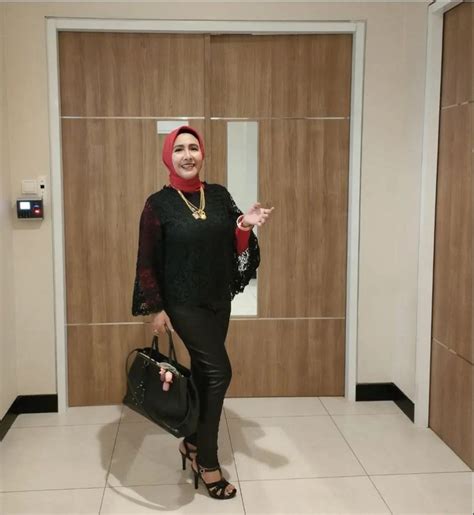 Ini 7 Potret Tessa Mariska Ibu Ibu Viral Nyanyi Yu Brik My Hart Brik Ma Haf