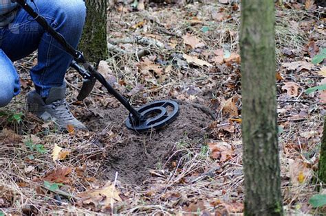 用金属探测器搜寻贵重金属的人