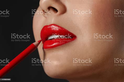검은 배경에 아름 다운 빨간 입술 연필을 적용 하는 젊은 여자 근접 촬영 25 29세에 대한 스톡 사진 및 기타 이미지 25