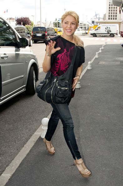 샤키라피케 둘이 다정하게 손잡고 해외 연예가 소식 네모판