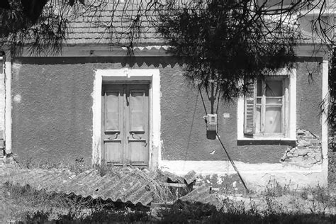 2steps Gr [Εγκαταλελειμμένο αγροτόσπιτο με θαλασσί πόρτα Γλύφα