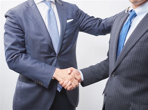「赴任」の正しい意味と使い方！「転勤」「出向」との違いも解説 Trans Biz