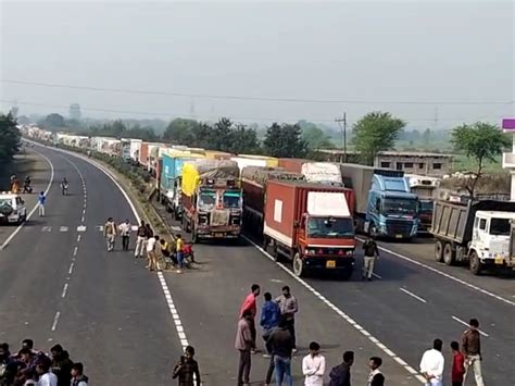 Blockade In Protest Against Hit And Run Law In Sagar सागर में हिट एंड