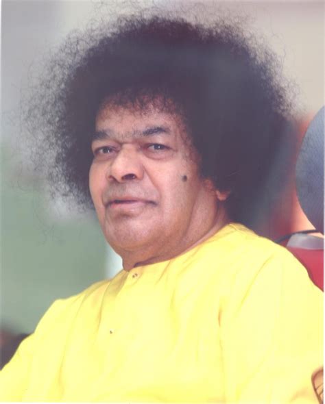 Picture Swami Close Up Looking Direct Yellow Robe 8″ X 10″ Sathya