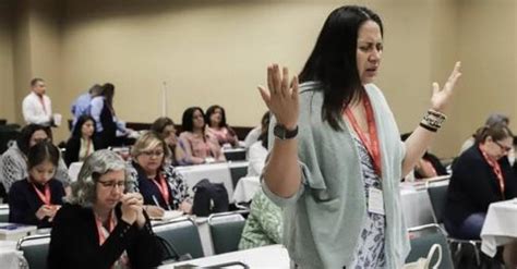 Femeile Baptiste Aflate în Slujirea Bisericească Laudă Interdicția