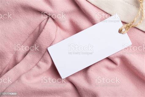 의류 태그 옷에 라벨 빈 모형 당신의 디자인을 배치합니다 패션 사람과 쇼핑 개념 의류 항목의 가격 태그를 닫습니다 0명에 대한