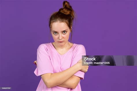 보라색 라일락 컬러 스튜디오 배경에 고립 된 어린 예쁜 소녀의 반 길이 초상화 인간의 감정 얼굴 표정 자연의 아름다움 젊음의