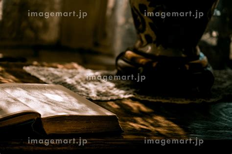 窓際の机に置かれた本の写真素材 233488637 イメージマート