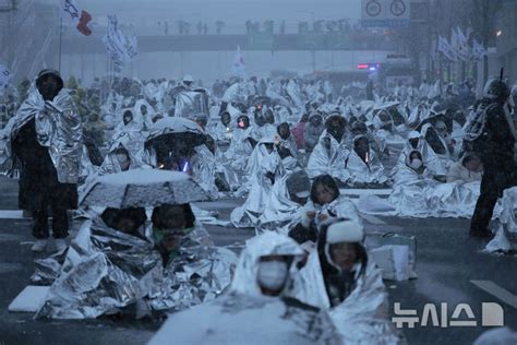 거센 눈발 속 인간 키세스 시위대에 우주 전사