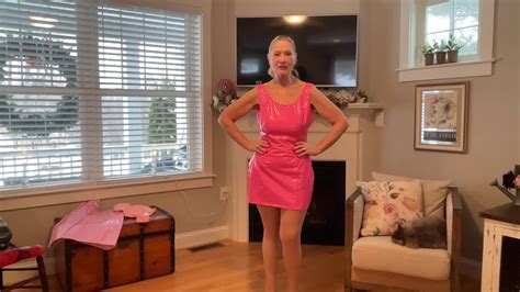 Gilf Danielle Dubonnet Experimentando Vestido Rosa Na Frente De 5