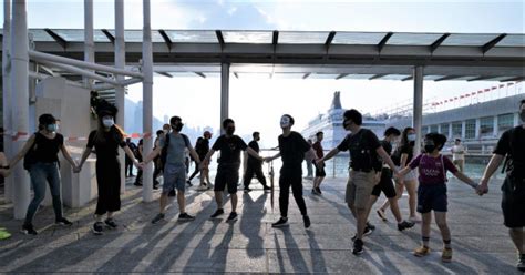【修例風波】黑衣戴口罩示威者廣東道彌敦道築成人鏈 店舖落閘 星島日報