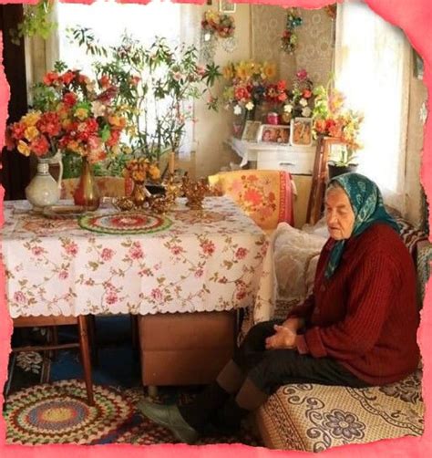 Одна женщина средних лет привезла к себе свою бабушку которая от старости ослепла Ей было