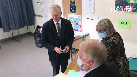 Présidentielle Le Député De La Mayenne Guillaume Garot Vient De Voter