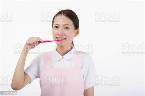 행복 한 얼굴을 가진 칫 솔을 들고 흰색 유니폼과 분홍색 앞치마를 입고 여자 간호사에 대한 스톡 사진 및 기타 이미지 간호사