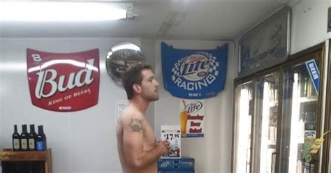 PELADOS EM PÚBLICO NA PRAIA E AMIGOS Pelado escolhendo cerveja