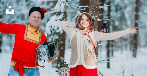 전통 의상을 입은 남자와 여자 사진 Unsplash의 무료 러시아 이미지