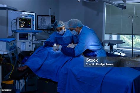 병원에서 환자를 수술하는 의사 외과 의사 2명에 대한 스톡 사진 및 기타 이미지 2명 40 49세 간호사 Istock