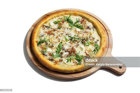 흰 접시에 나무 판에 치즈 아루굴라 버섯 고기와 소스를 곁들인 피자 0명에 대한 스톡 사진 및 기타 이미지 0명 건강한