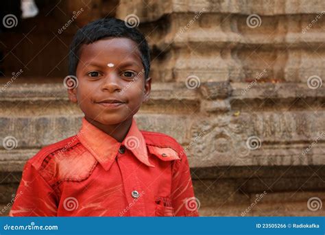 Indische Jongen Dichtbij De Tempel Redactionele Foto Image Of Kerel