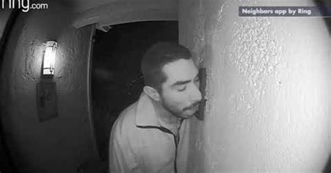 Un Uomo Si Aggira Leccando Citofoni Ecco Il Video Radio 105