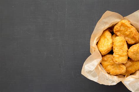 검은 배경 위에 종이 상자에 치킨 너겟 오버 헤드 위에서 평평한 누워 공간을 복사합니다 0명에 대한 스톡 사진 및 기타 이미지
