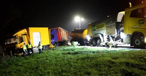 A27 Afgesloten Na Ongeluk Met Meerdere Vrachtwagens
