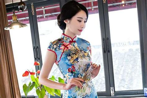 乱花旗袍穿出女人风韵