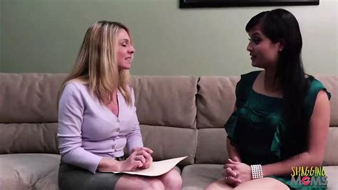 Chefe Lésbica De Rh Entrevista Uma Jovem Para Um Papel De Secretária Xhamster